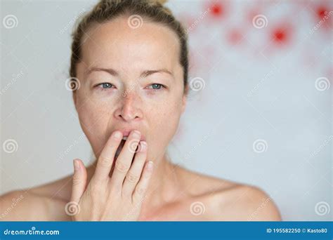 昏昏欲睡的年轻女子的特写头像，遮住她张开的大嘴巴，在手掌旁打哈欠 人脸表情 库存照片 图片 包括有 表达式 眼睛 195582250