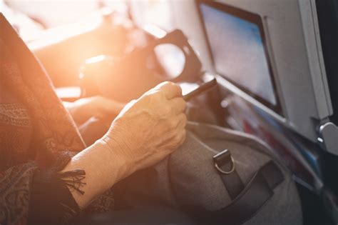 비행기에서 스마트폰을 사용 하는 여성 여행자 여객 항공기에 휴대 전화를 들고입니다 여행 및 연결 관광객에 대한 스톡 사진 및 기타 이미지 Istock