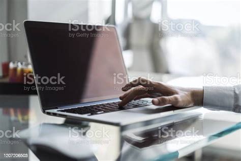 햇볕이 잘 드는 사무실 비즈니스 및 기술 개념에서 노트북 키보드를 입력하는 남자 클로즈업 검색에 대한 스톡 사진 및 기타 이미지