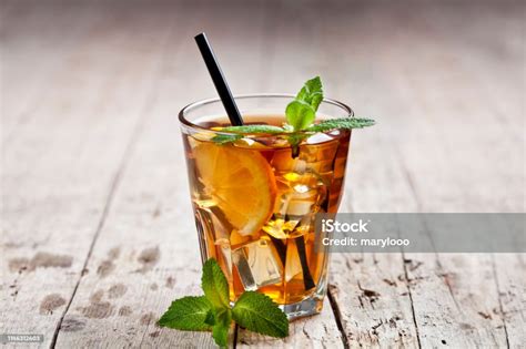 소박한 나무 탁자 위에 레몬 민트 잎 얼음이 들어 있는 전통적인 아이스 티 마실 것에 대한 스톡 사진 및 기타 이미지 마실