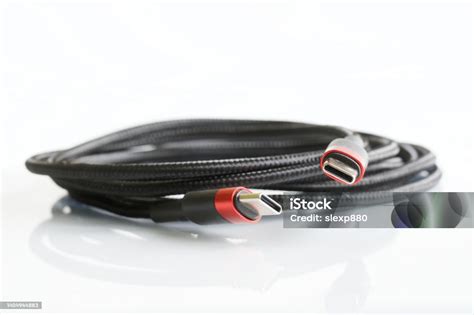 밝은 배경에 두 개의 빨간색검정색 Usb Typec 커넥터가 있는 검은색 편조 와이어 연결 데이터 전송 및 충전 가젯을 충전하는 현대적인 방법 매크로 비문을위한 여유 공간