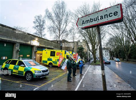 211222 Ambulance Strike Somerset Ambulance Workers On The Picket