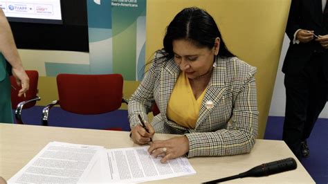 Recibe Ana Lilia Rivera constancia de mayoría como senadora Mexiqueño