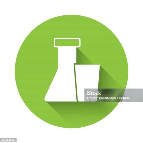 긴 그림자로 격리 된 흰색 테스트 튜브 및 플라스크 화학 실험실 테스트 아이콘 실험실 유리 제품 기호 녹색 원 버튼입니다 벡터 개발에 대한 스톡 벡터 아트 및 기타 이미지
