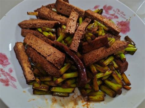 【家常菜—蒜苔炒豆干图片】嘴不刁下厨房