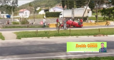 Evaldo Gomes Notícias Canguçu RS Veículo capota na BR no trevo de acesso à Canguçu