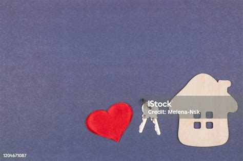 회색 파란색 배경에 목조 주택 열쇠와 붉은 마음 사랑의 개념 가정에서의 행복 부동산 모기지 가정 생활에 대한 스톡 사진 및 기타