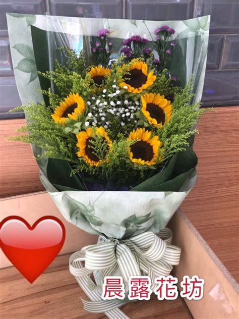 晨露花坊畢業花束陽光般祝福向日葵花束自取價 699元近忠孝復興站 Yahoo奇摩拍賣