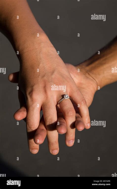Pareja mano tomados de la mano fotografías e imágenes de alta