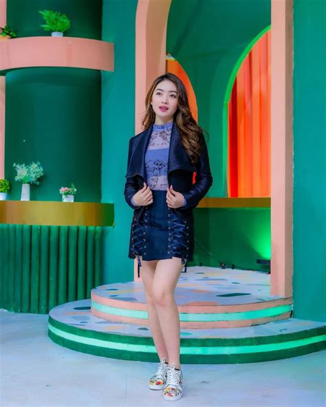 Inspirasi Outfit Ngantor Ala Natasha Wilona Modis