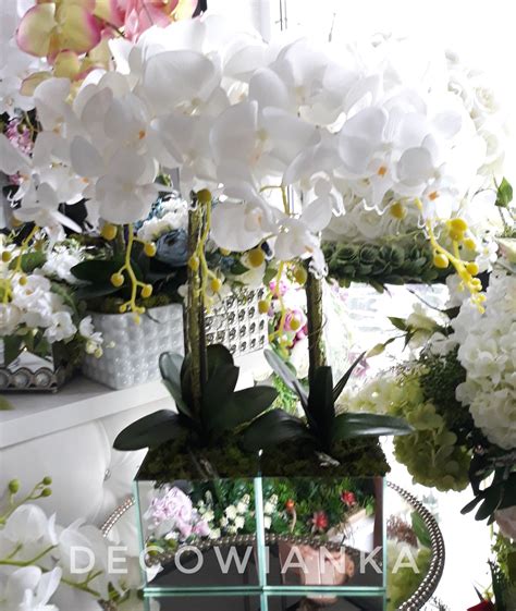 Storczyk W Lustrzanej Donicy Kompozycja Kwiatowa Table Decorations Decor Home Decor