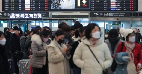 폭설 강풍에 제주공항 무더기 결항 관광객 1만8000여명 발 묶여