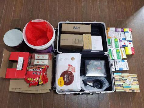 男子频繁偷窃小区快递，称以为戴上口罩就不会被发现张某警方包裹
