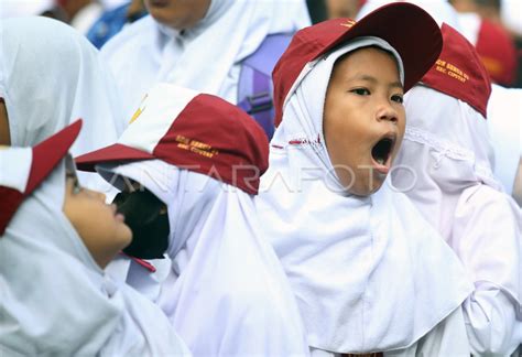 Hari Pertama Masuk Sekolah Antara Foto