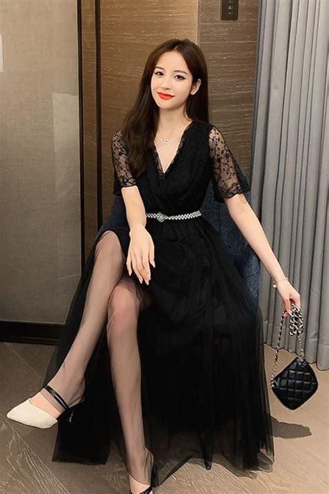 黑色蕾丝连衣裙搭配 黑色蕾丝连衣裙怎么搭配配图网