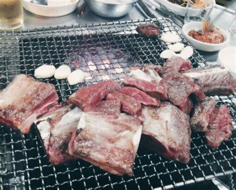 달달한 갈비 맛과 뼈에 붙은 고기를 뜯어 먹는 재미가 있는 돼지갈비 맛집 Best5