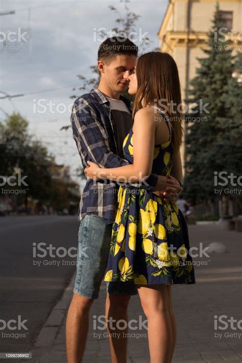 몇 시도의 배경에 대 한 수용 도시 Romanceman 여자의 입술을 뻗어 그녀의 매력을 키스 하 고 싶어 성적 2명에 대한