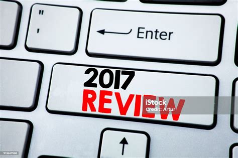 2017 검토를 표시 하는 텍스트를 작성 연례 요약 보고서 복사 공간 흰색 키보드 키에 대 한 비즈니스 개념 최고의 볼 수