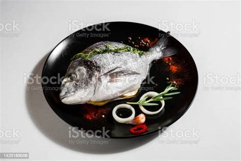 완두콩 양파 파프리카 칠리 소금 백리향 로즈마리 및 마늘을 흰색 배경에 접시에 넣은 생도라도 건강한 생활방식에 대한 스톡 사진 및 기타 이미지 Istock