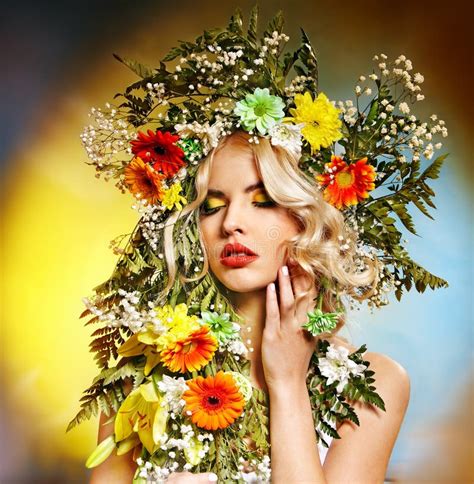 Mujer Con El Peinado De La Flor Imagen De Archivo Imagen De Feliz
