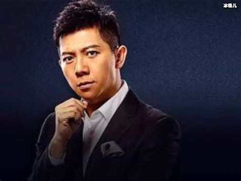 不怕老婆吃醋？胡海泉深夜在酒吧被美女“包围” 明星 冰棍儿网