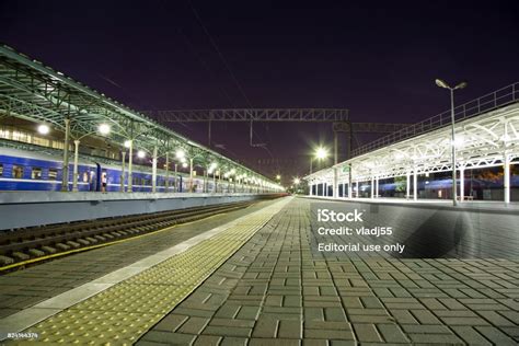 승객 플랫폼 밤 모스크바 러시아에서 9 개의 주요 기차역 중 하나입니다 그것은 1870 년에 열리고 19071912 년에 그것의 현재 모양에서 재건 건물 외관에 대한 스톡