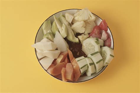 Rujak Buah는 신선한 열대 과일로 구성된 인도네시아 디저트입니다 그것은 야자 설탕 타마 린드 칠리 마늘 및 소금으로 만든