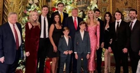 Familie Trump Poseert Voor Kerstfoto Melania Is Nergens Te Bespeuren