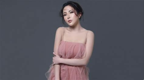 Dikenal Jadi Gundik Ayu Aulia Ternyata Sudah Punya Suami Di Luar Negeri