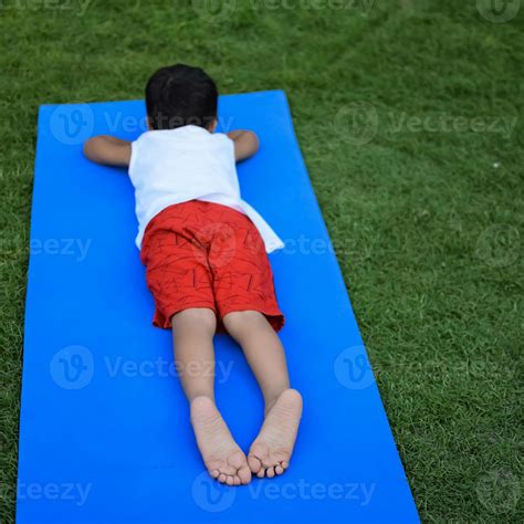 ásia Inteligente Criança Fazendo Ioga Pose Dentro A Sociedade Parque Ar