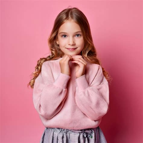 Девушка с длинными светлыми волосами позирует на розовом фоне Премиум Ai сгенерированное