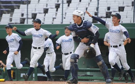 ＜松本国際・長野商＞第4シードの長野商を撃破し、大喜びで整列に向かう松本国際ナイン スポニチ Sponichi Annex 野球