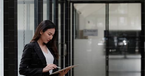 회의 테이블에서 디지털 태블릿에 스타일러스 펜 쓰기를 들고 있는 아시아 사업가 사진 Unsplash의 양복 이미지