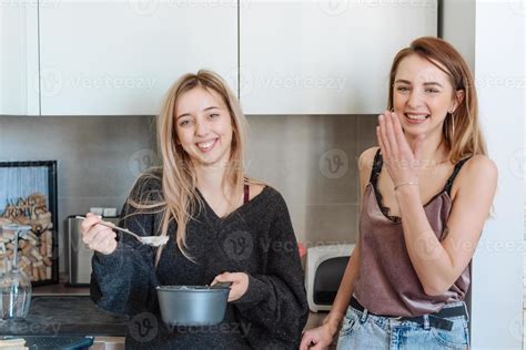 Deux Filles Mangent Du Porridge à La Maison 11529994 Photo De Stock