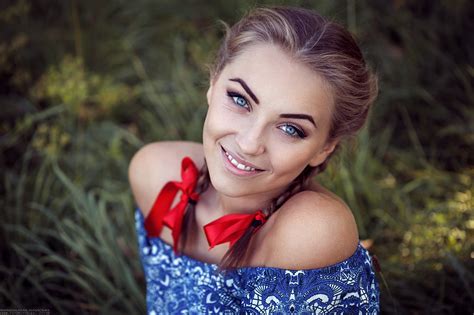 배경 화면 얼굴 여자들 모델 초상화 빨간 사진술 드레스 웃고있는 푸른 머리띠 포니 테일 봄 사람 피부 어린이 꽃 소녀 아름다움 미소 눈