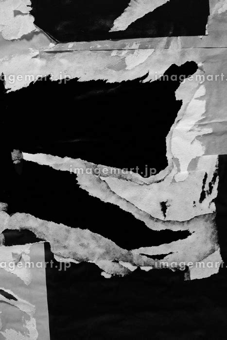 黒灰色のしわくちゃな紙の背景。剥がされた紙。古くて汚れた紙のテクスチャ。黒いテキストスペース。の写真素材 152110285 イメージマート