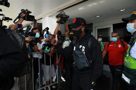 Perú vs Uruguay Carlos Zambrano y Luis Advíncula ya están en Lima