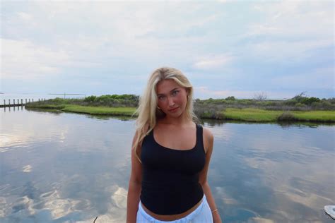 Sydney Davis 🌴🍹🌊 Instagram