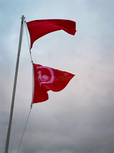 Banderas De Peligro De Agua Roja En El Poste De Bandera Imagen De