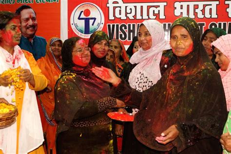 Free Photo Women Played Holi Fiercely In Banaras
