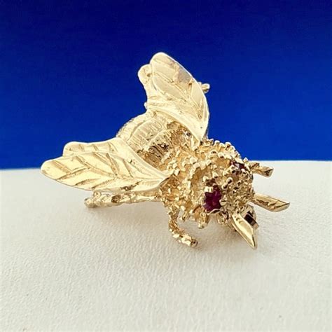 14k Yellow Gold Ruby Eyes Bee Pendant Flying Bug Vint Gem