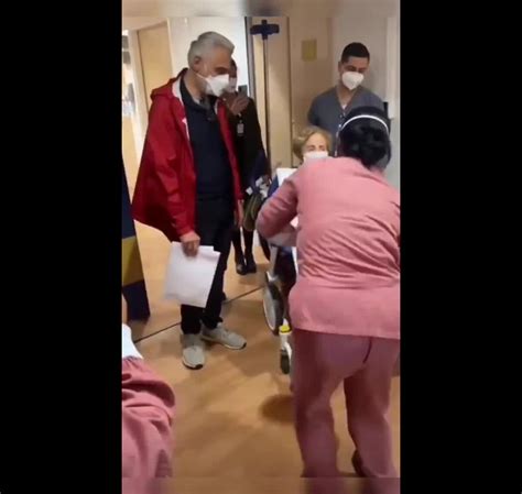 Vídeo A atriz Gloria Menezes se emocionou saída do hospital Purepeople