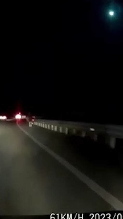 成都市民拍到不明飞行物划过夜空并伴有绿光专家或是火流星 腾讯视频