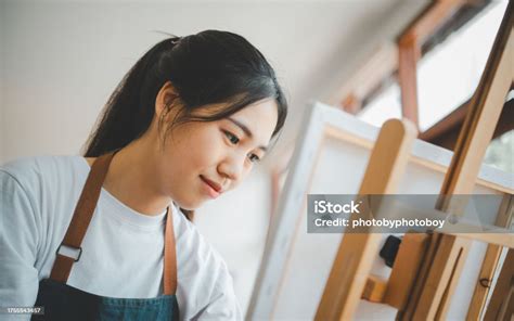 캔버스에 수채화 그림으로 그림을 그리는 미술 학생 스튜디오 워크샵에서 몇 가지 예술 프로젝트를하고 있습니다 20 24세에 대한