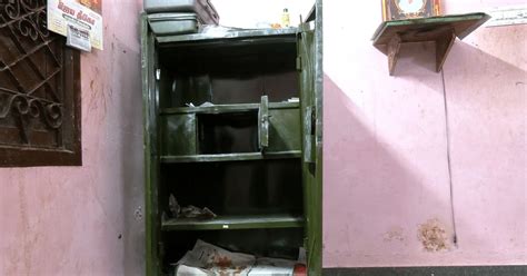 புதுக்கோட்டை காய்கறி வியாபாரி வீட்டில் 80 பவுன் நகை 2 லட்சம் பணம்