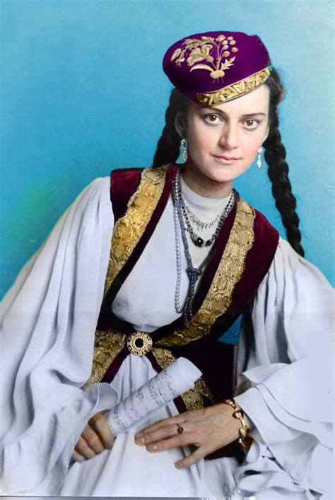 Чернобелое фото татарки