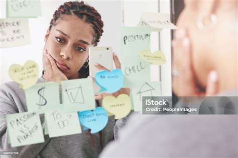 슬프고 우울하고 불안한 여자 셀카는 전화기와 함께 방에 있는 거울에 스티커 메모를 읽는다 속상하고 불행한 소녀는 동기 부여