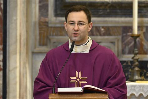 Ks Bendowski przy grobie św Jana Pawła II krzyż pomaga zachować
