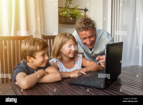 Vater Lehrt Seine Kinder Wie Man Den Laptop Benutzt Neue Technologien