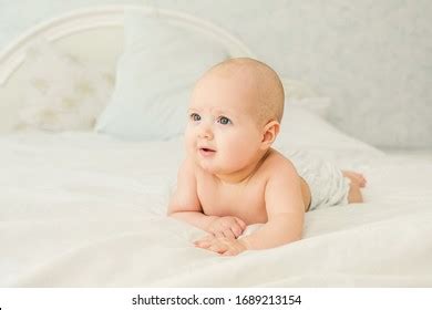 Niña linda desnuda con un fondo Foto de stock Shutterstock